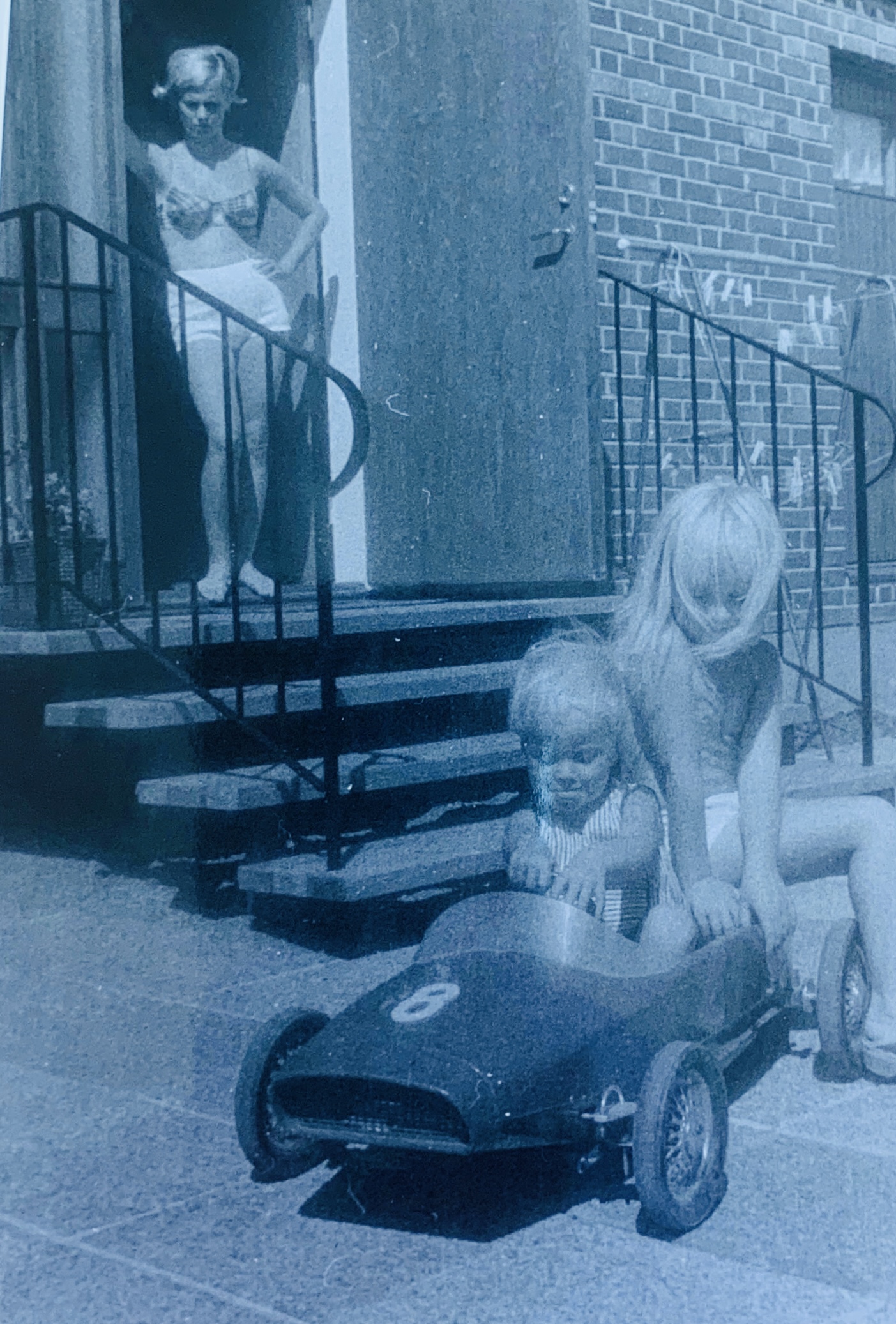 Retro-Sommar del 12: Jag fick dockvagn, brorsan fick trampbil. Gissa vem som sålde trampbilar ...